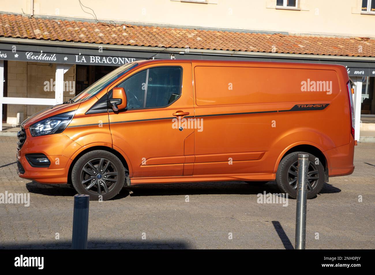 Ford transit logo hi-res stock photography and images - Alamy
