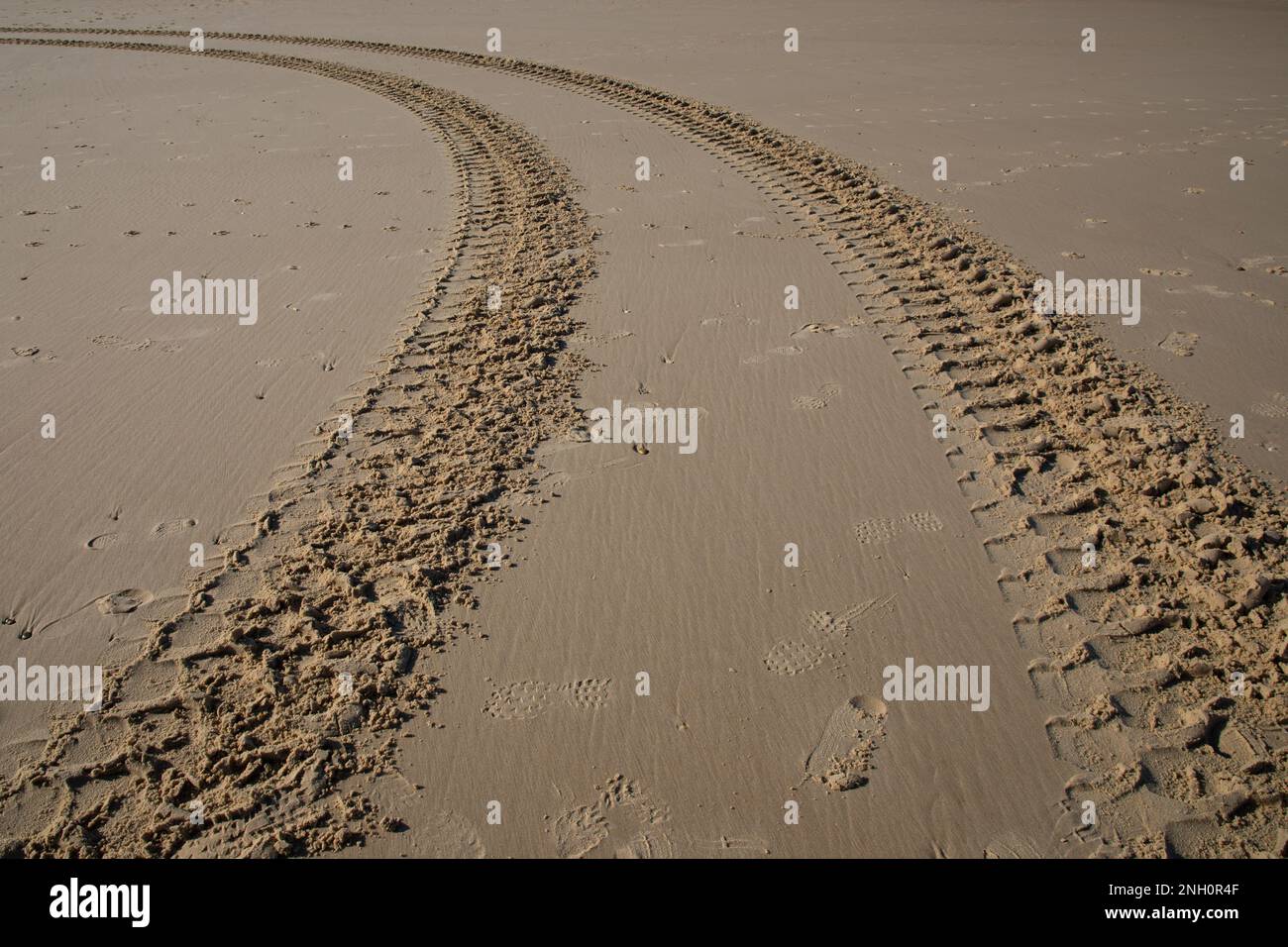 Sand tyre mark background. tire track shape lines on dry brown sand mud ...