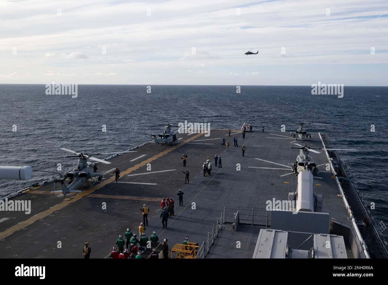 221205-N-VJ326-1221 PACIFIC OCEAN (Dec. 5, 2022) – Amphibious assault ...
