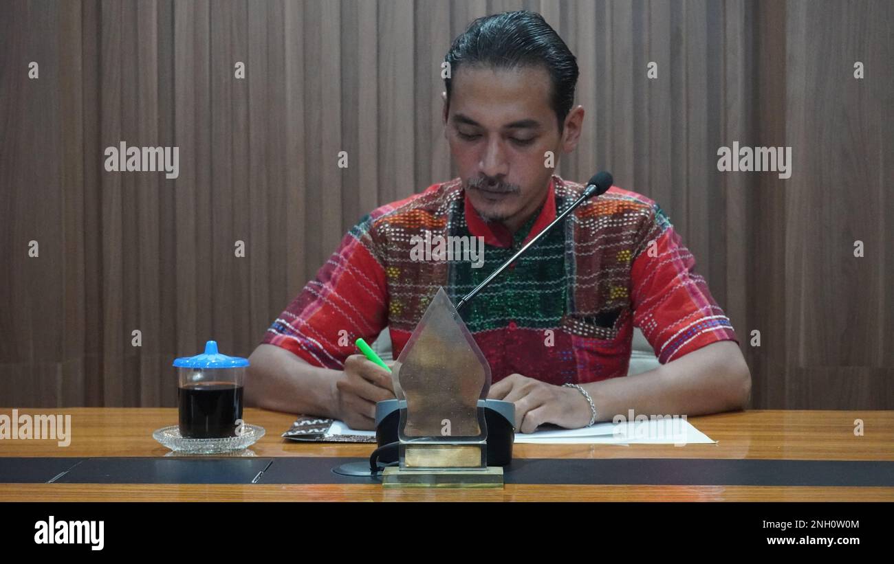 Concentrated business man writing report notes Stock Photo - Alamy