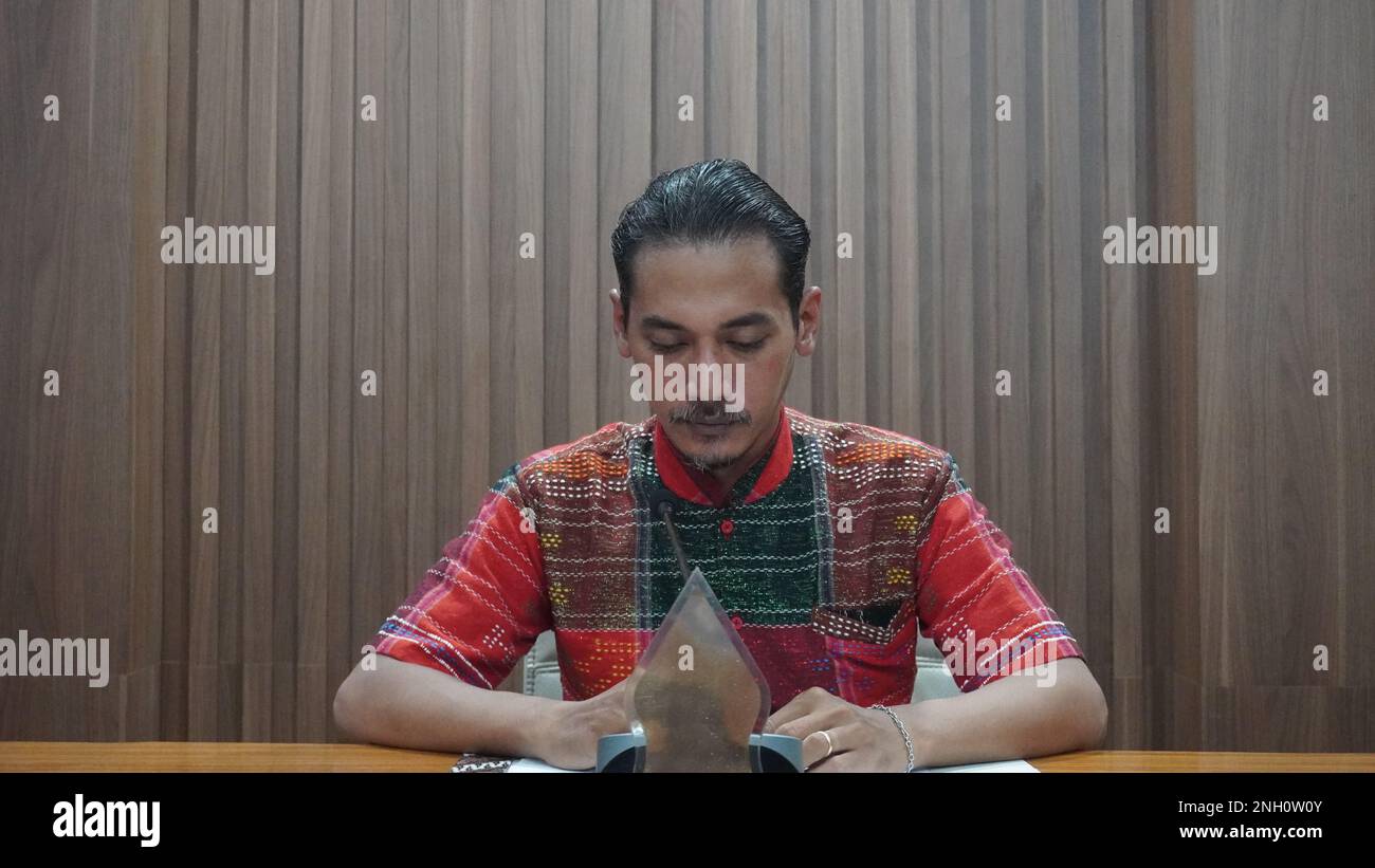 Concentrated business man writing report notes Stock Photo - Alamy