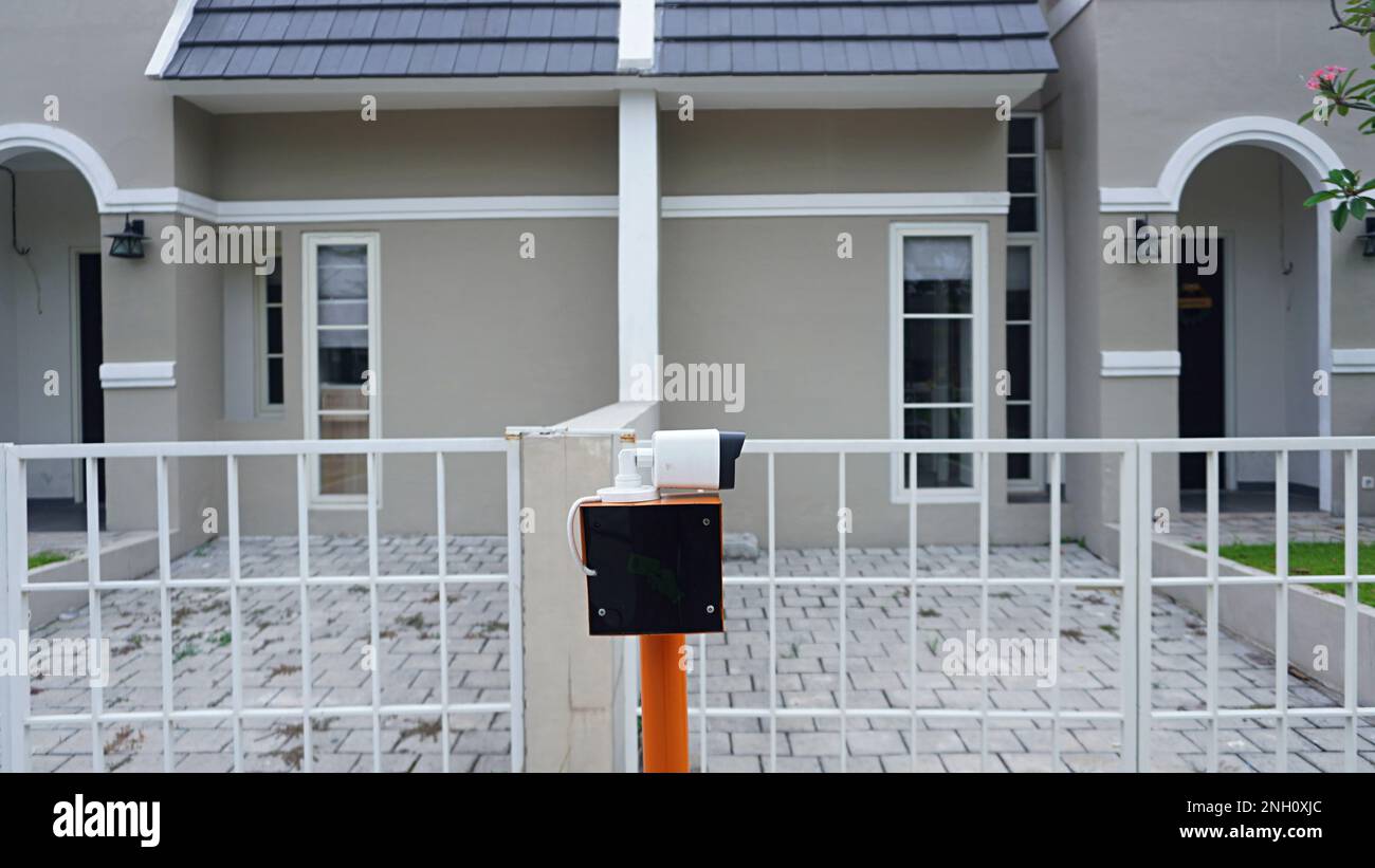 Family infront of house hi-res stock photography and images - Alamy