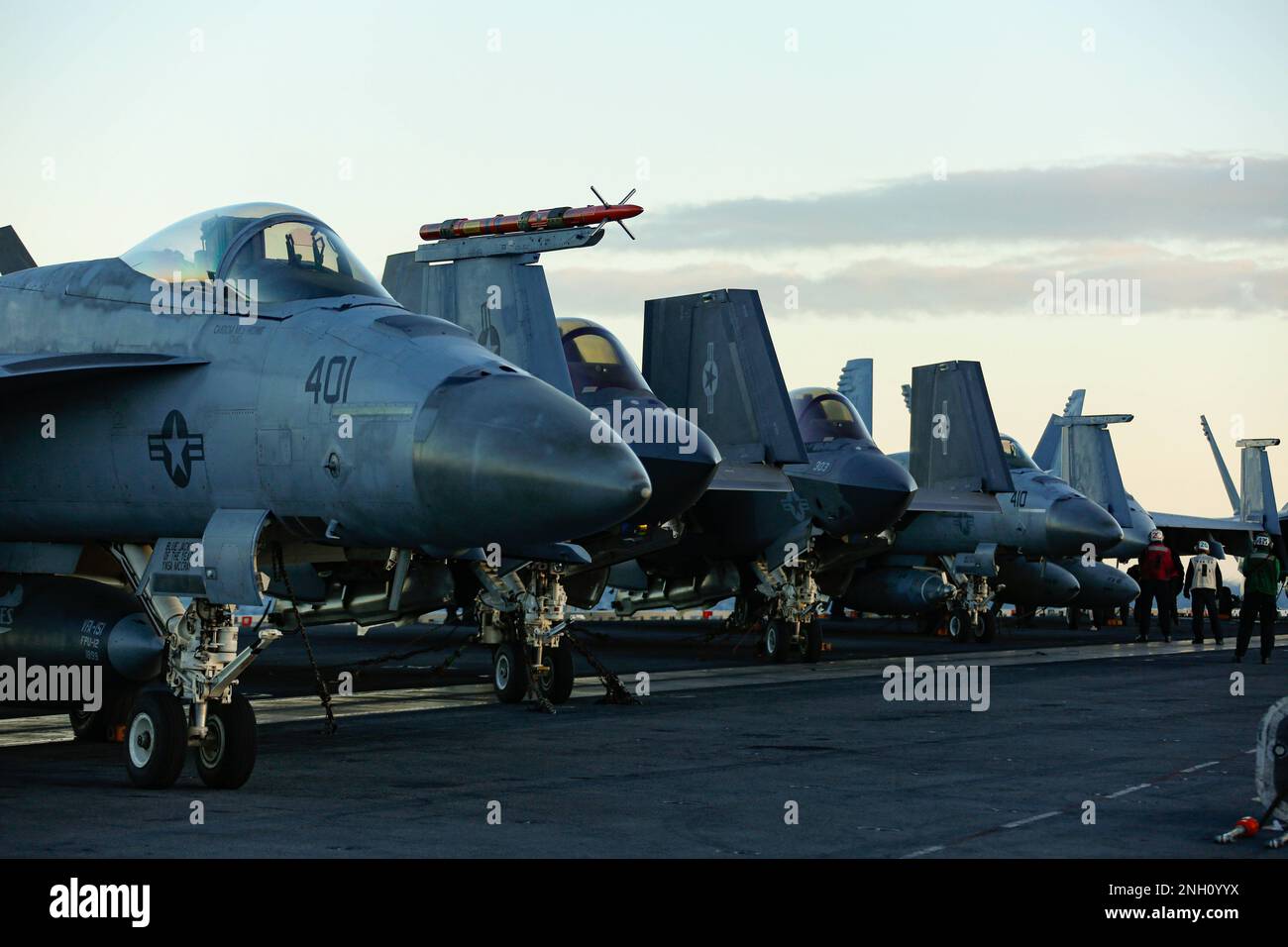 221205-N-IT121-1116 PACIFIC OCEAN (Dec. 5, 2022) Aircraft assigned to ...