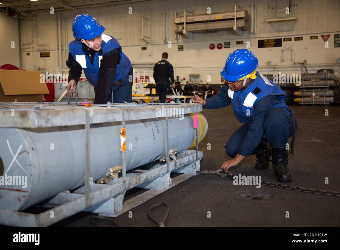 221205-N-ON253-1035 PACIFIC OCEAN (Dec. 05, 2022) Boatswain's Mate 3rd ...