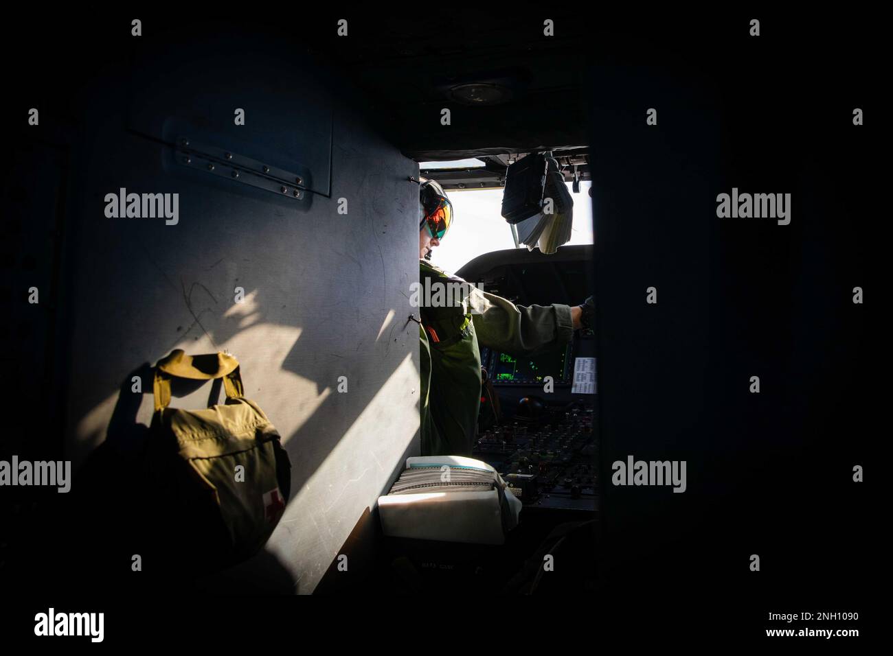 221205-N-YV347-1040 PACIFIC OCEAN (Dec. 5, 2022) U.S. Navy Lt. Emily ...