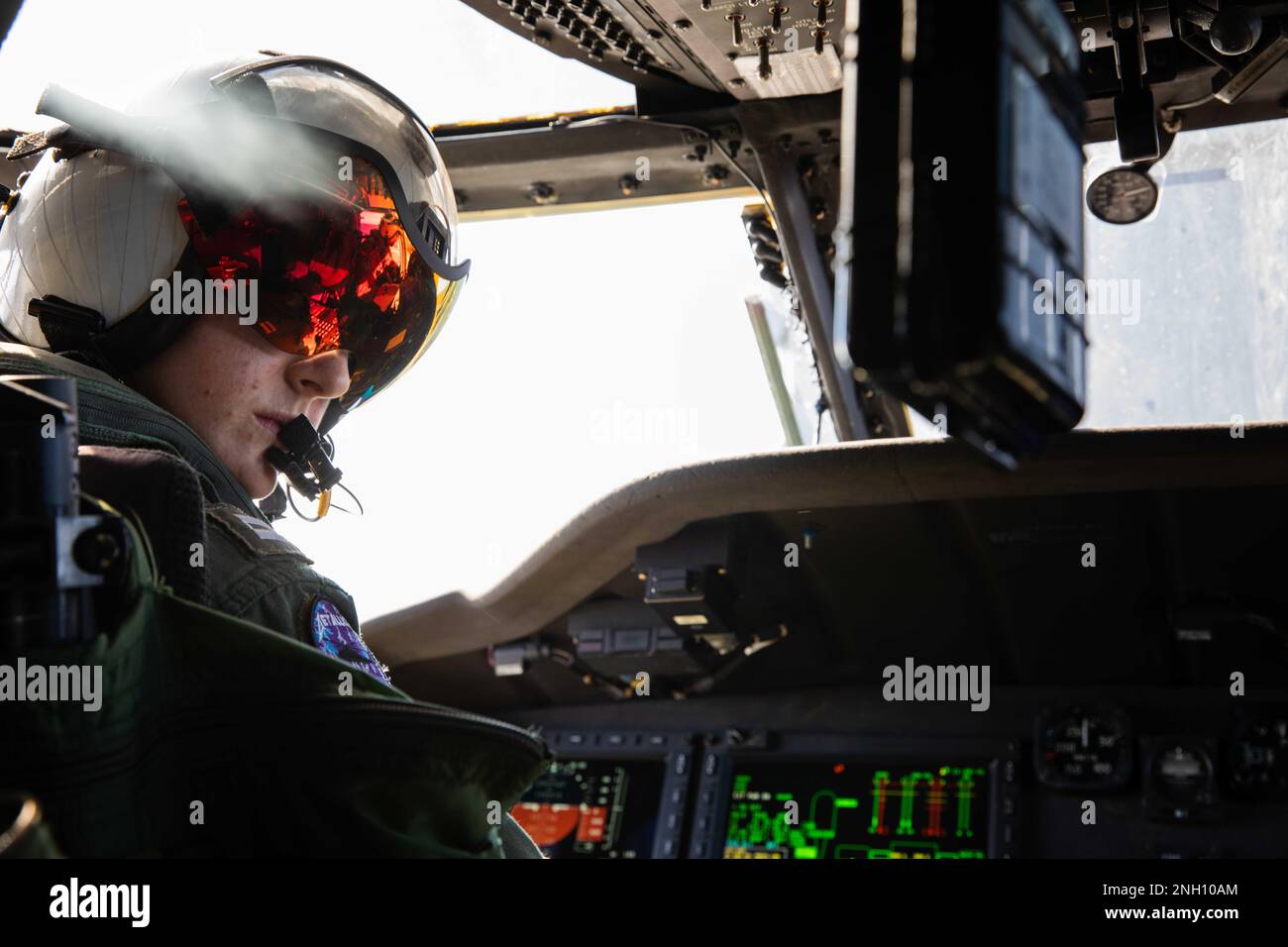 221205-N-YV347-1036 PACIFIC OCEAN (Dec. 5, 2022) U.S. Navy Lt. Emily ...