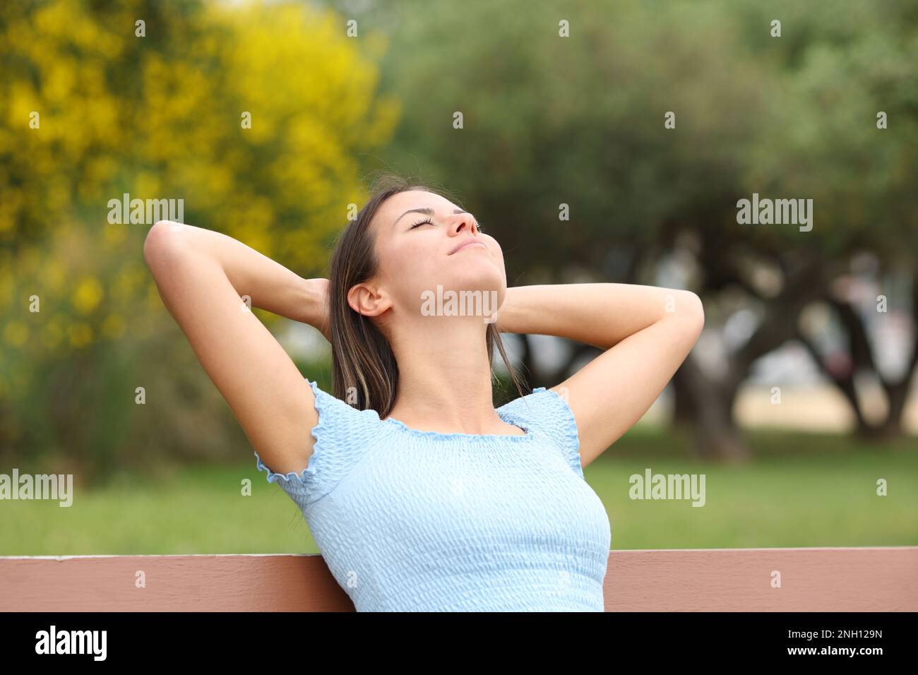 Woman sleeping on park bench hi-res stock photography and images - Alamy