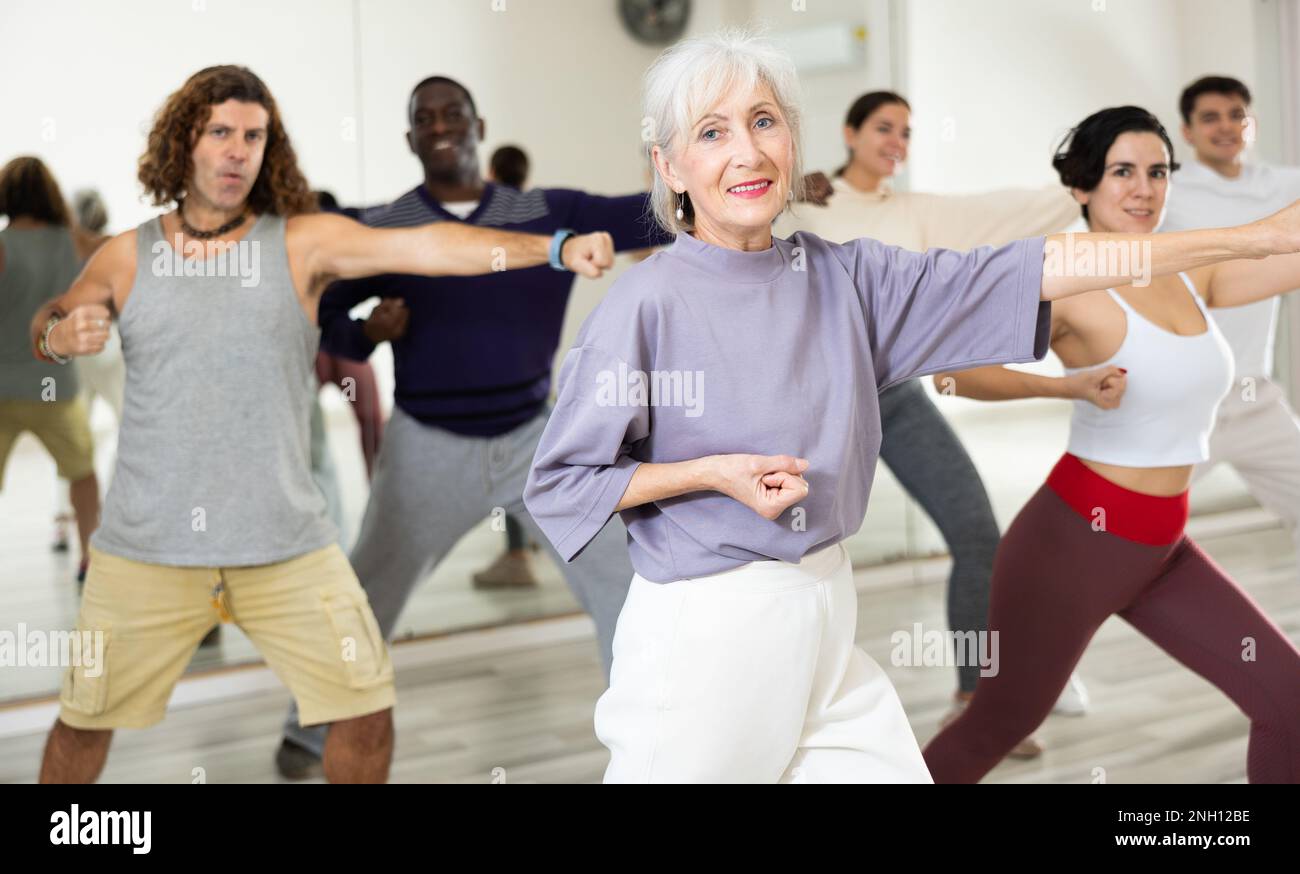 Group learning dance routine hi-res stock photography and images - Alamy