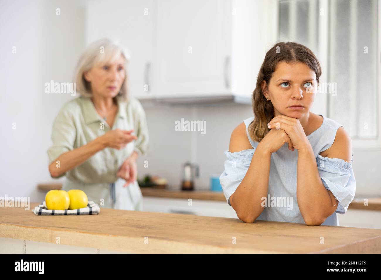 Mother daughter arguing 70s hi-res stock photography and images - Alamy