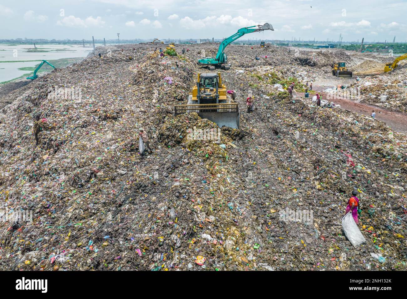 Dhaka, Dhaka, Bangladesh. 20th Feb, 2023. The near absence of an environment-friendly urban ...