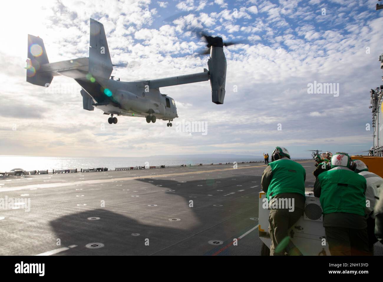 221206-N-EU502-1098 PACIFIC OCEAN (Dec. 6, 2022) – An MV-22 Osprey ...