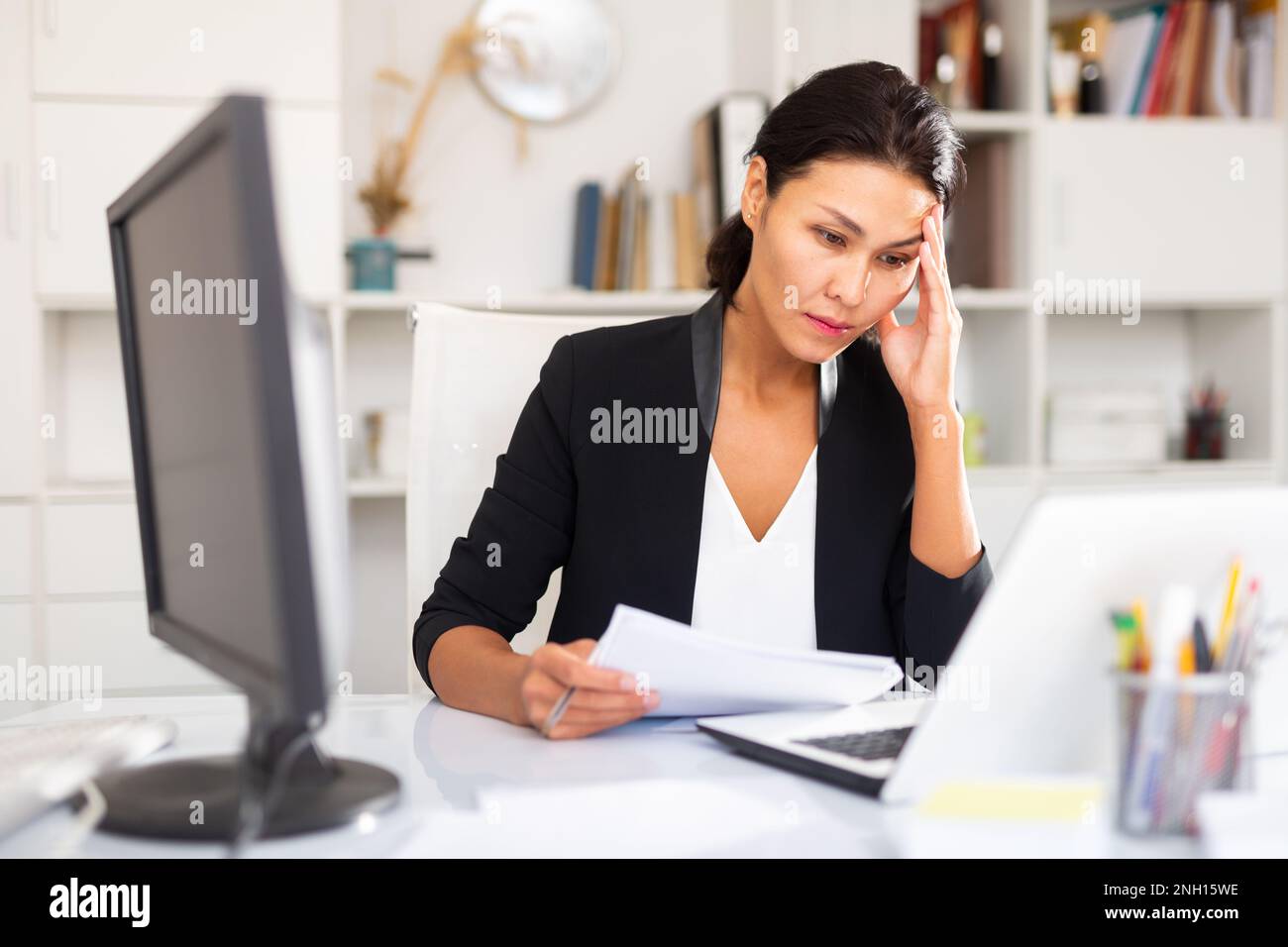 Angry female manager experiencing emotions in office Stock Photo - Alamy