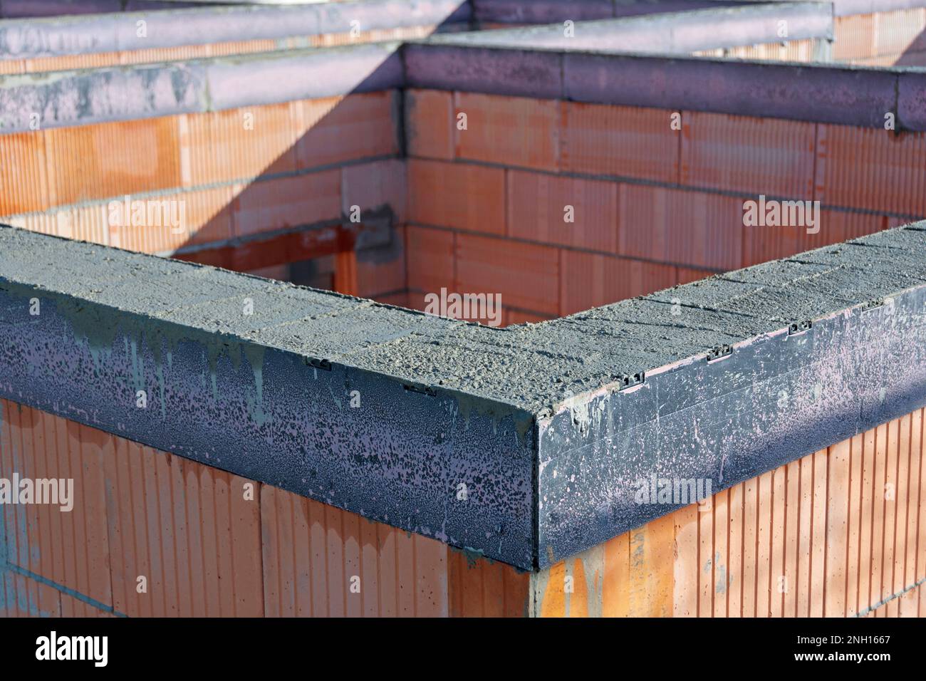 Ring beam of modern family home Stock Photo - Alamy