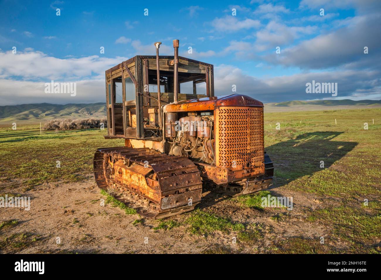 Old run down rusty tractor hi-res stock photography and images - Alamy