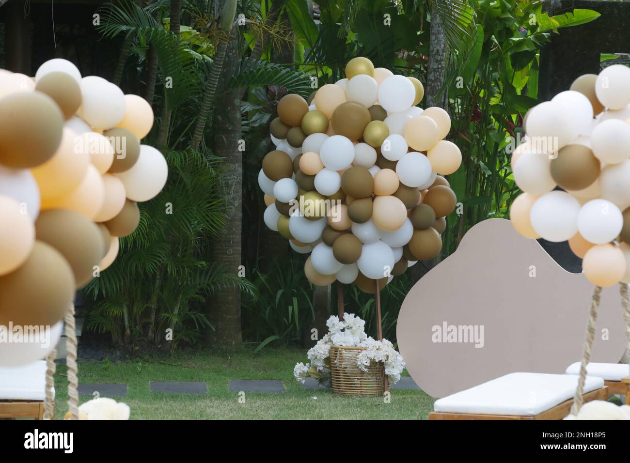 Balloon centerpiece hi-res stock photography and images - Alamy