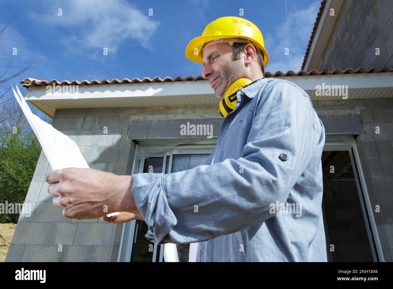 home builder looks at plans for new home Stock Photo - Alamy