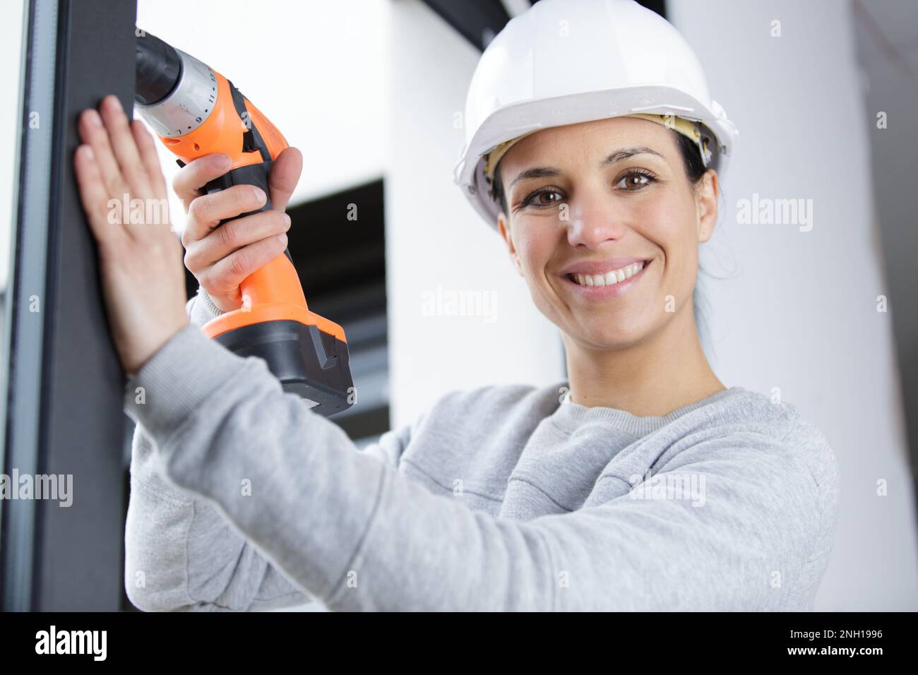 Carpenter woman using power drill hi-res stock photography and images ...