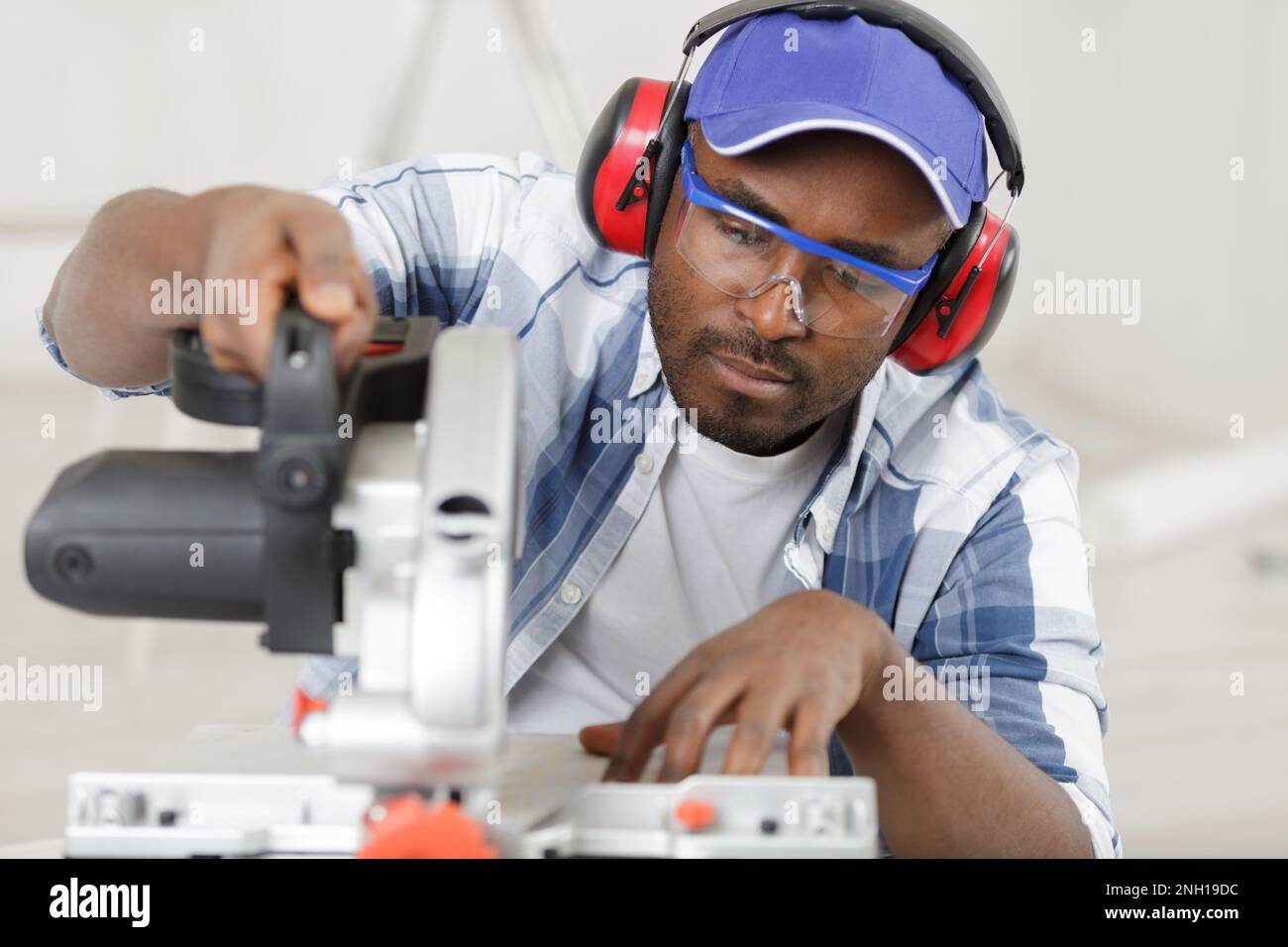 carpenter working on buzz saw Stock Photo - Alamy