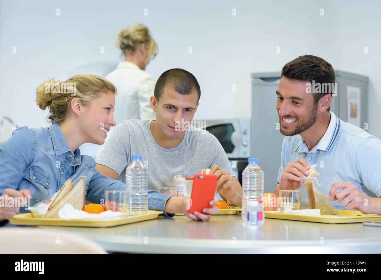 Three businessmen eating lunch hi-res stock photography and images - Alamy