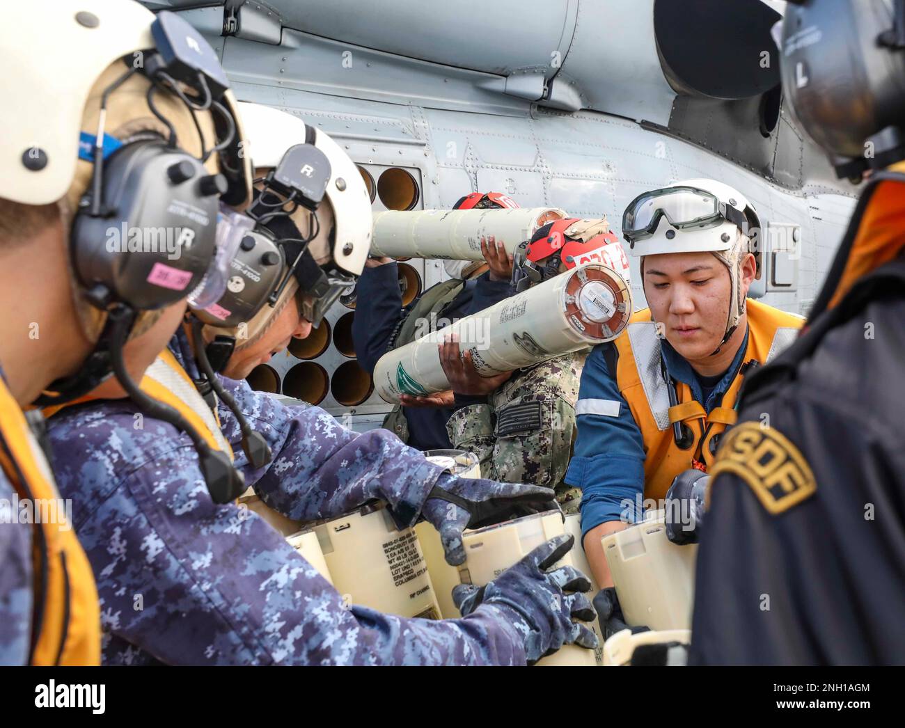 221206-N-FO714-1050 PHILIPPINE SEA (Dec. 6, 2022) U.S. Navy and Japan ...