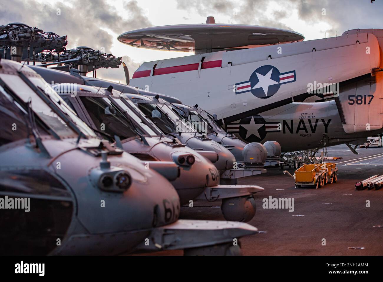 221206-N-MJ9302-1076 PACIFIC OCEAN (DEC. 6, 2022) MH-60S Sea Hawk ...