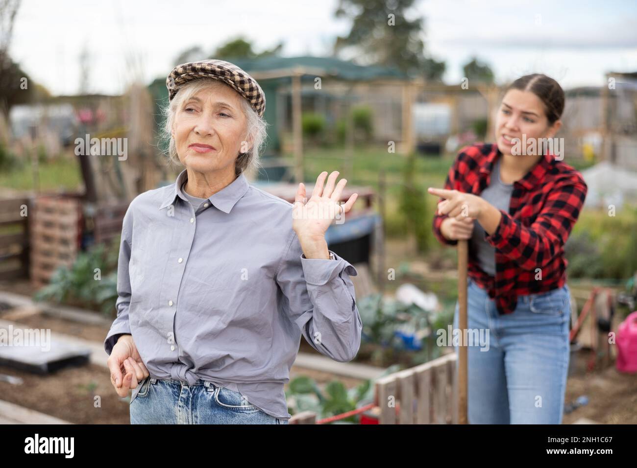 Two women disagree garden hi-res stock photography and images - Alamy