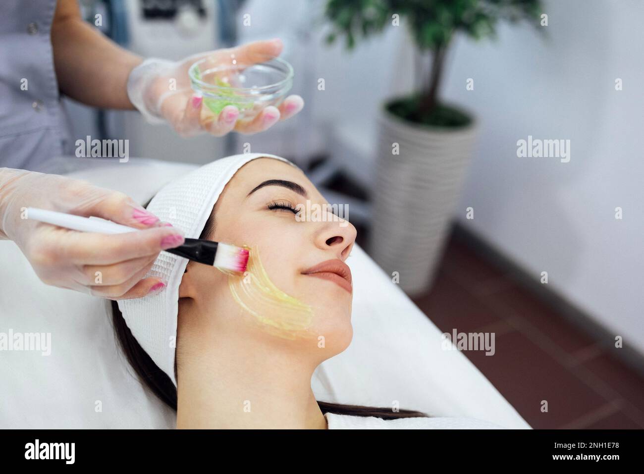 Beautiful caucasian girl is doing a cosmetic procedure. The beauty ...