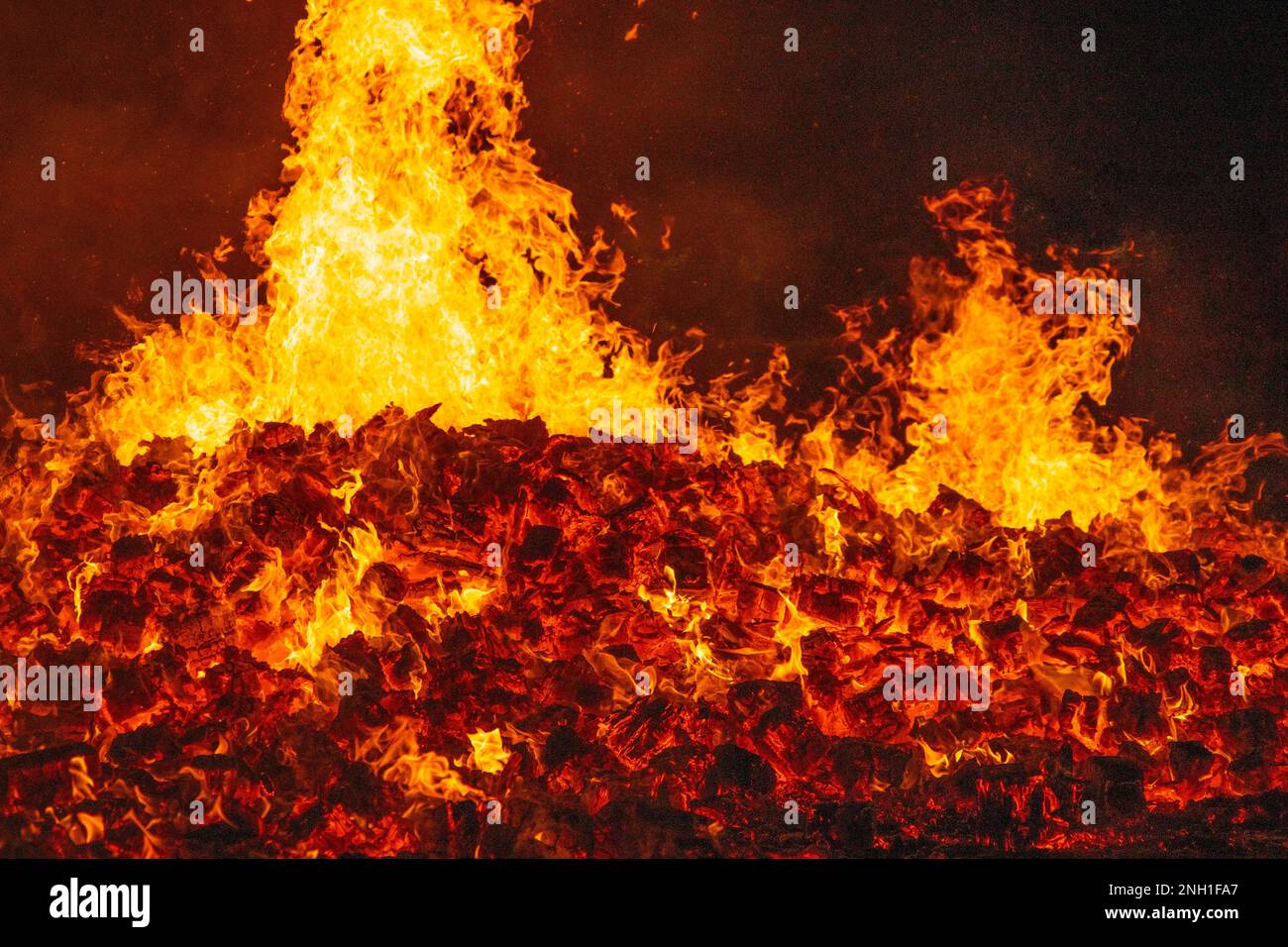 Fire by night. Flames and embers. Hell and inferno Stock Photo - Alamy