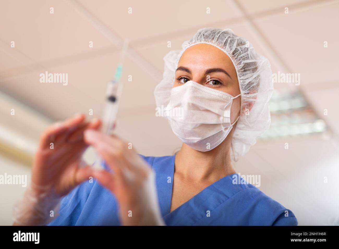 Nurse prepares a syringe for injection Stock Photo - Alamy