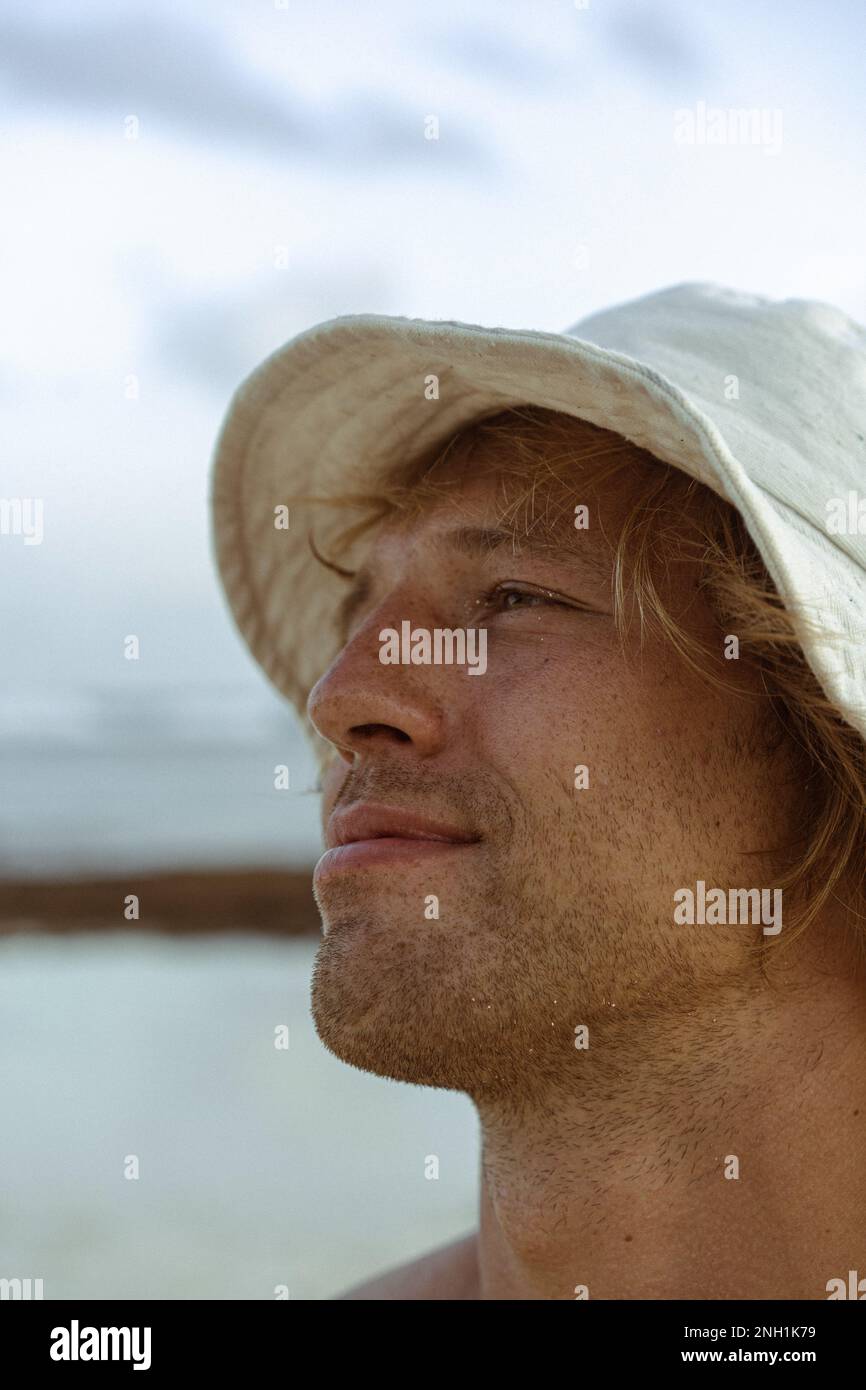 Happy smiling man in panama at the ocean Stock Photo - Alamy