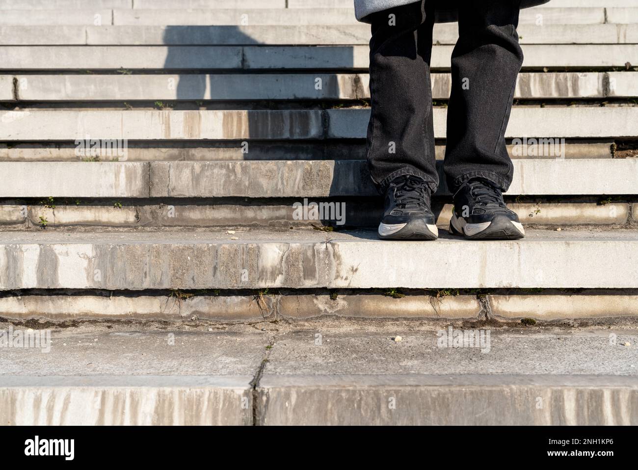 Concrete steps feet city hi-res stock photography and images - Alamy