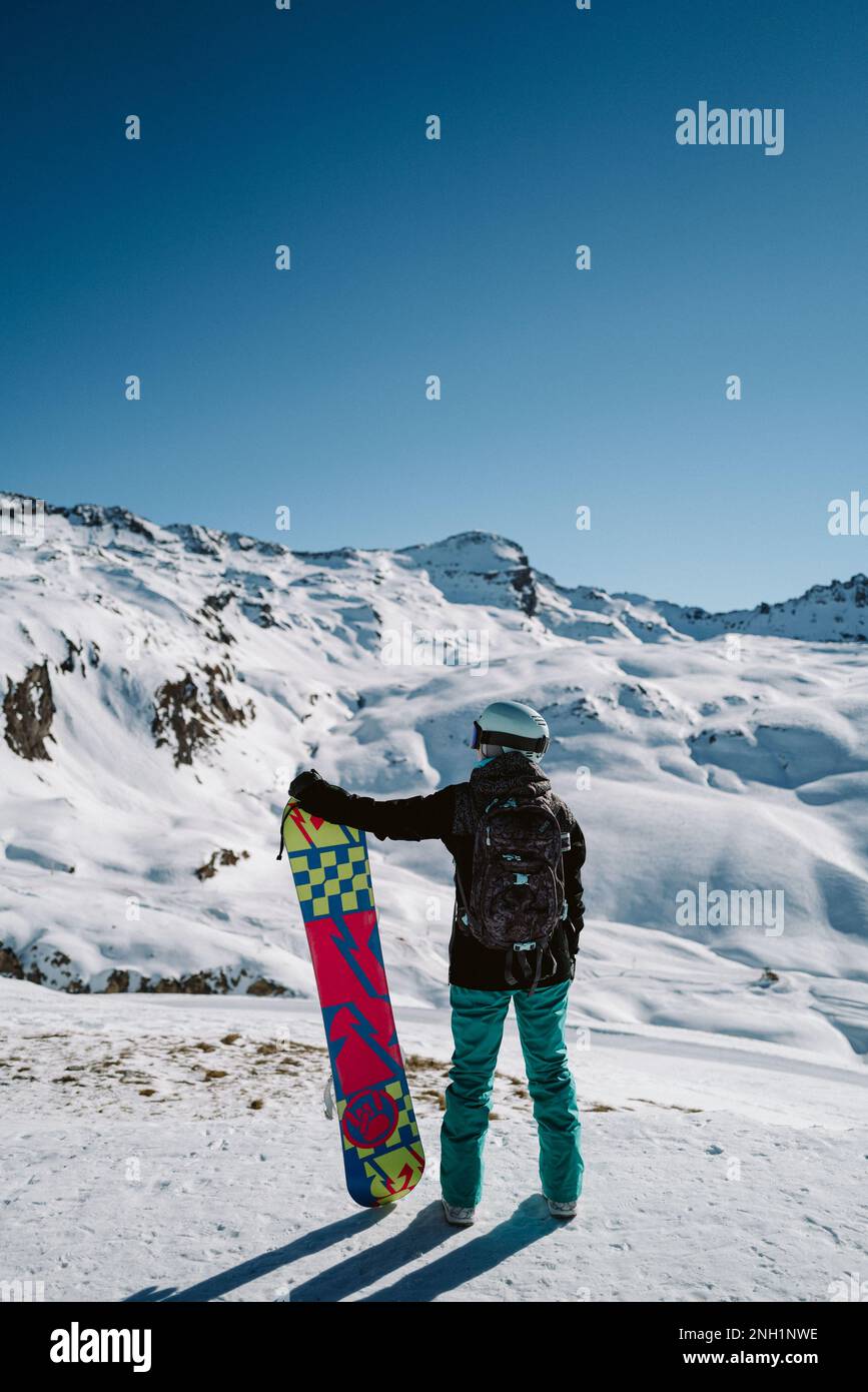 Snowboarder posing on top hi-res stock photography and images - Alamy