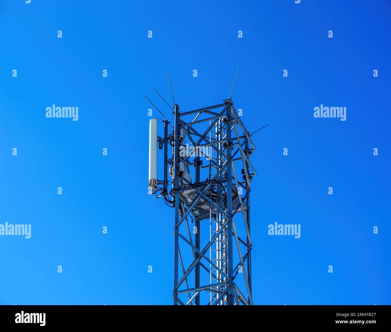 Tall comuncation tower with multiple antennas for mobiel data and ...