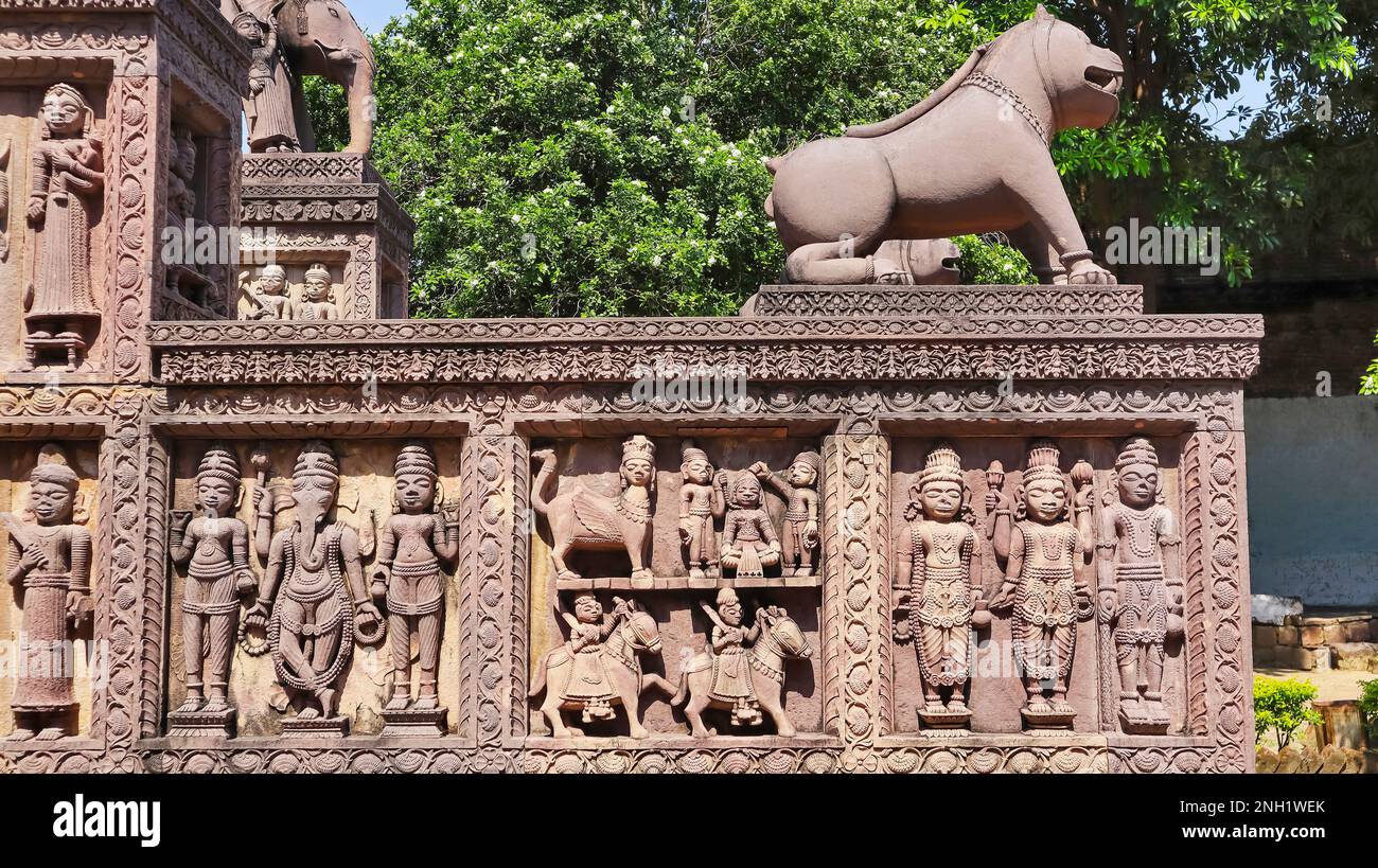 Carvings of Hindu God and Goddess on the Sanka Shyamji Temple, Rajgarh ...