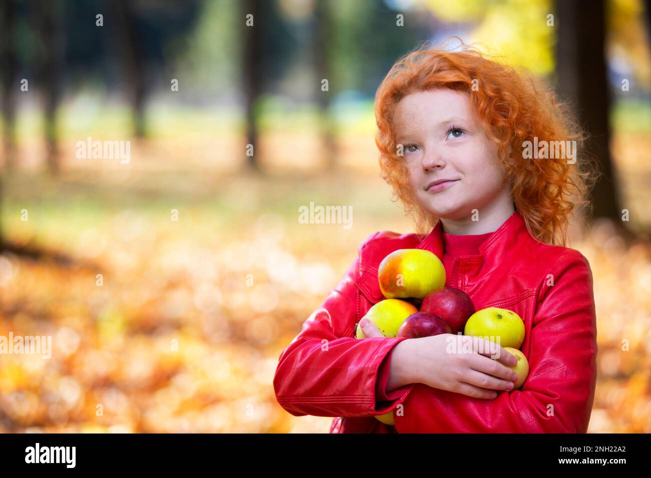 Curly haired girls hi-res stock photography and images - Alamy