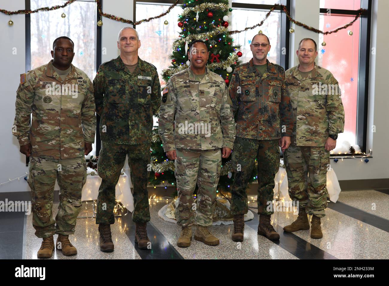 (From the left) Command Chief Warrant Jesse Deberry, Lt. Col. Mario ...