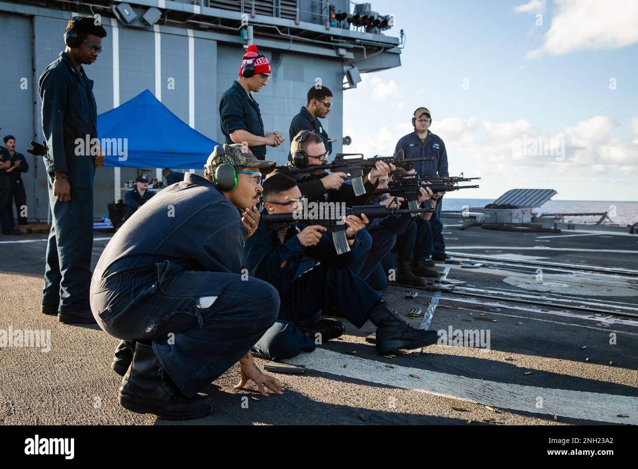 221207-N-YV347-2062 PACIFIC OCEAN (Dec. 7, 2022) U.S. Navy Sailors fire ...