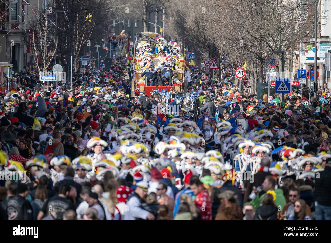 Mainz, Germany. 20 February 2023, Maguncia;: A crowd attends the Shrove ...