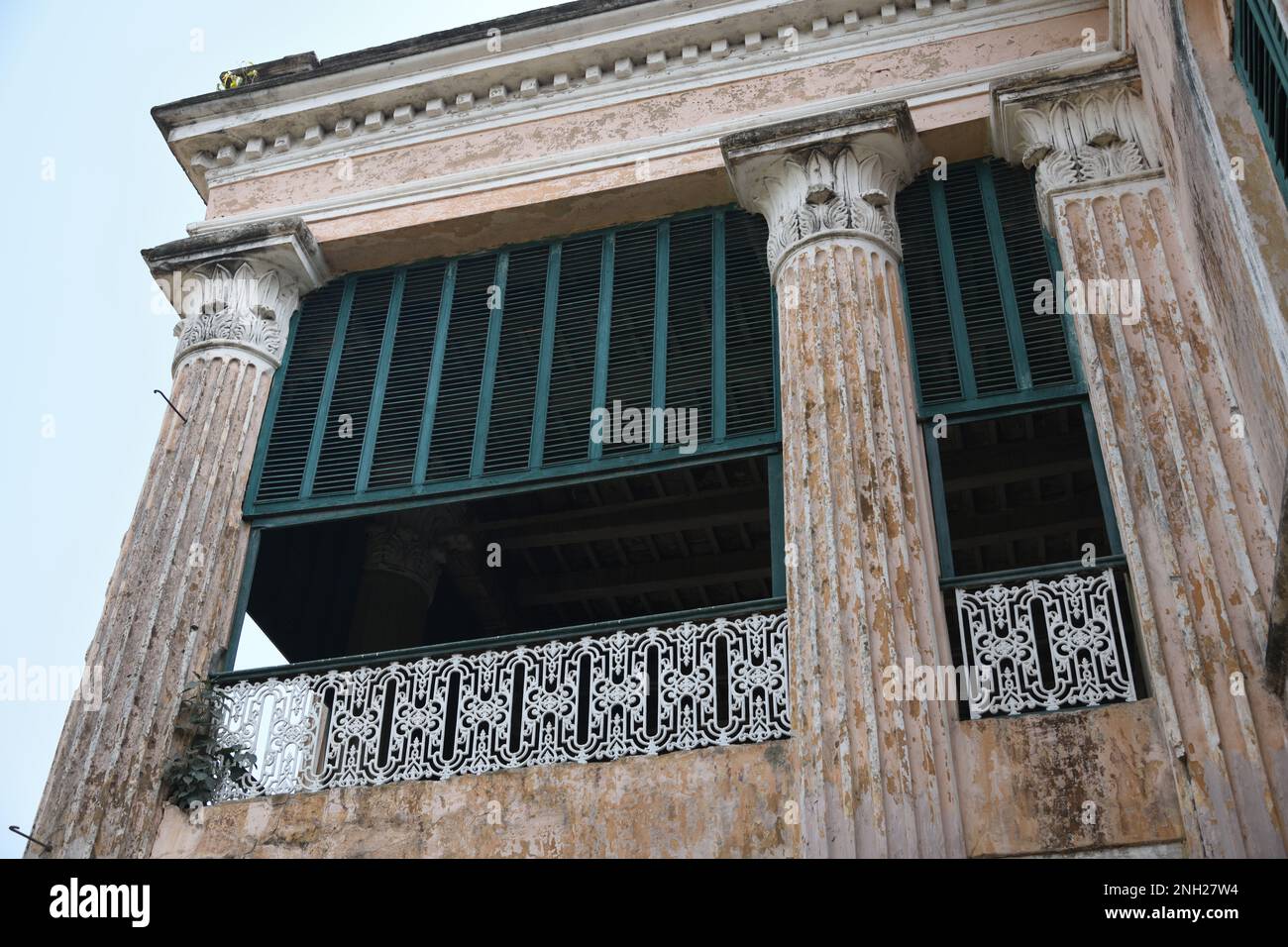 Main building pillar and railing (western side) of the Sinha Raya ...
