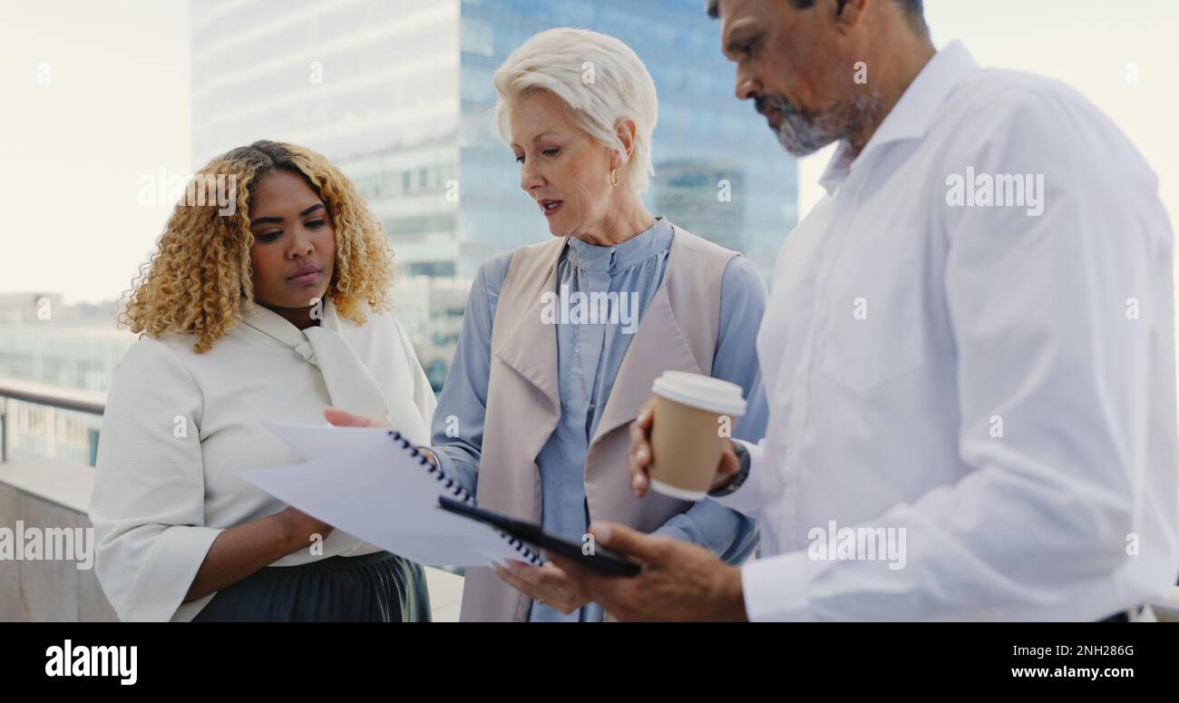 Senior business woman on ipad hi-res stock photography and images - Alamy
