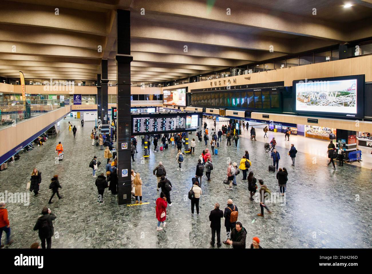 Euston train information displays hi-res stock photography and images ...