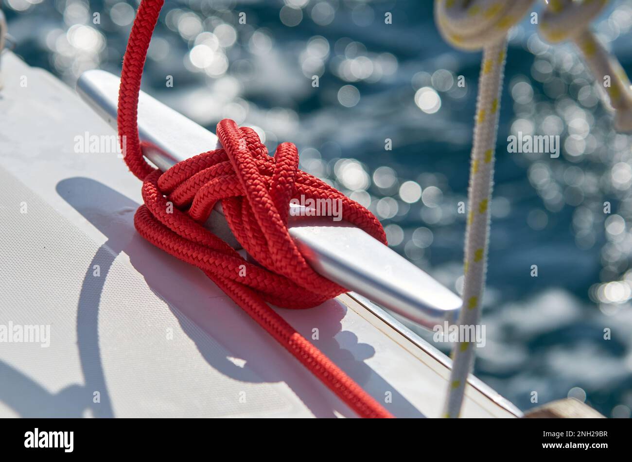 Mooring cleat covered with a line Stock Photo - Alamy