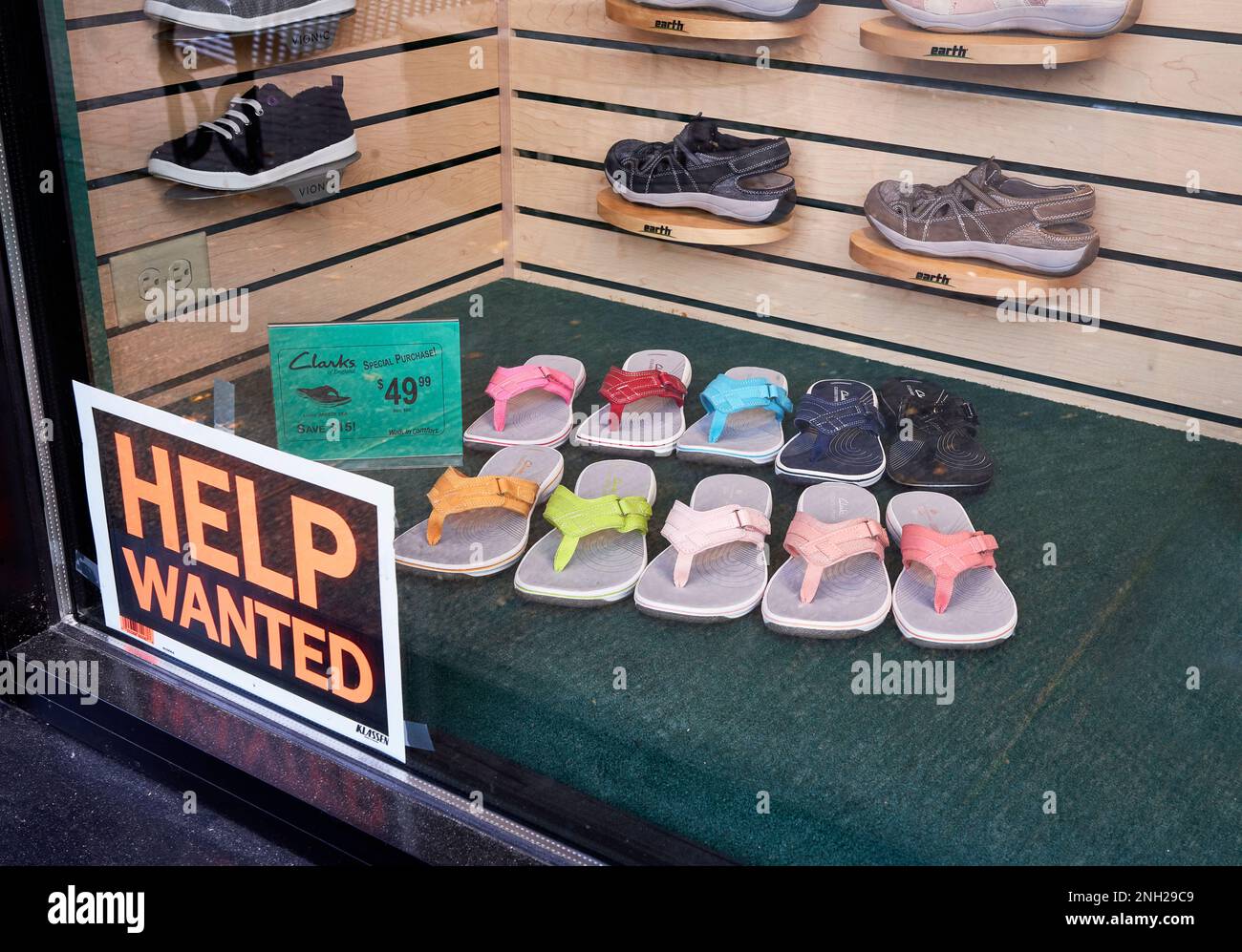 Help wanted sign store window hi-res stock photography and images - Alamy