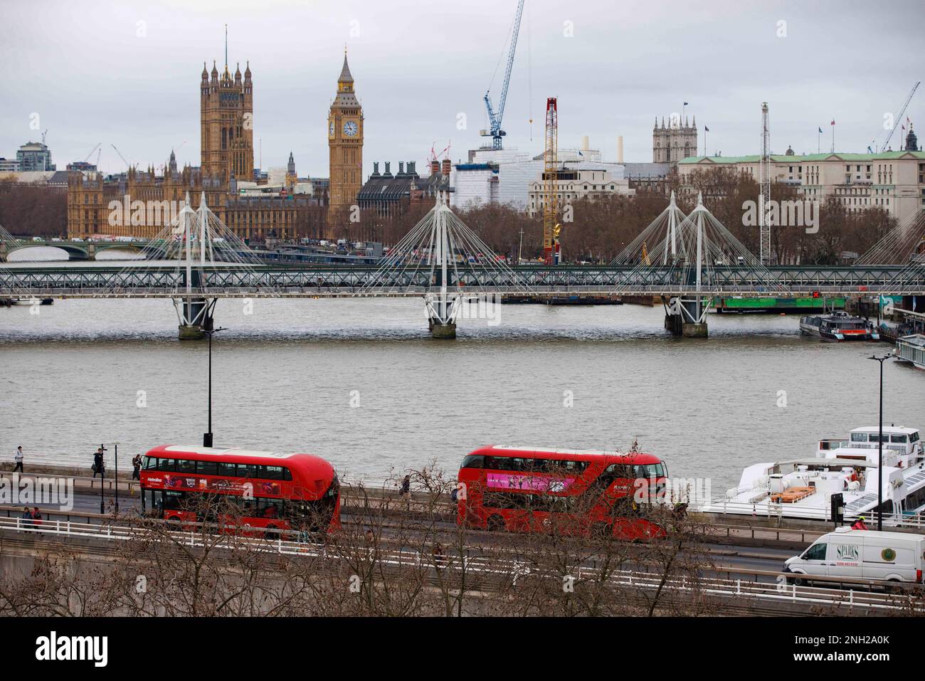 View of Parliament, Big Ben, Hungerford Bridge and the River Thames ...