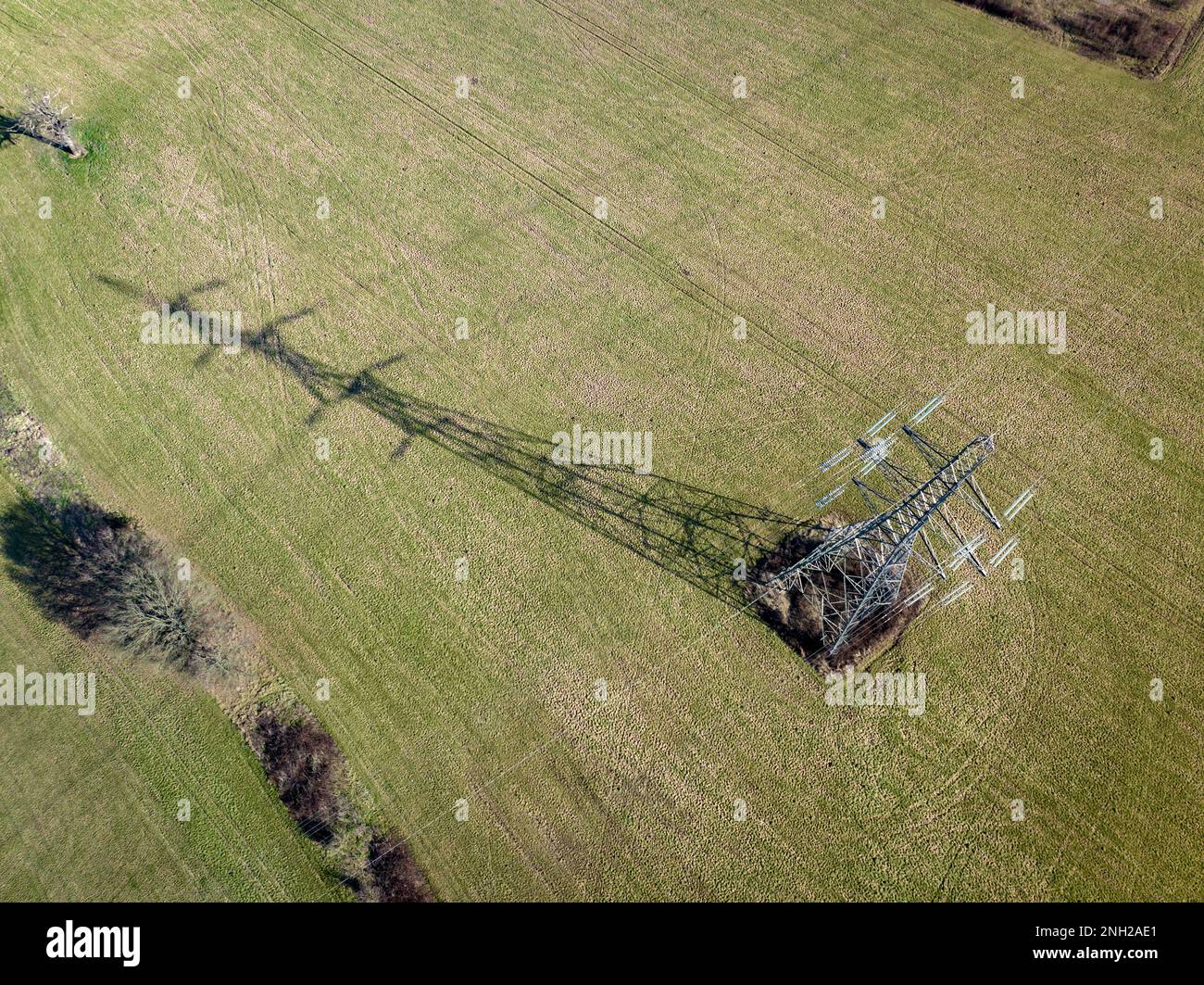 Electricity pylon overhead powerline hi-res stock photography and ...