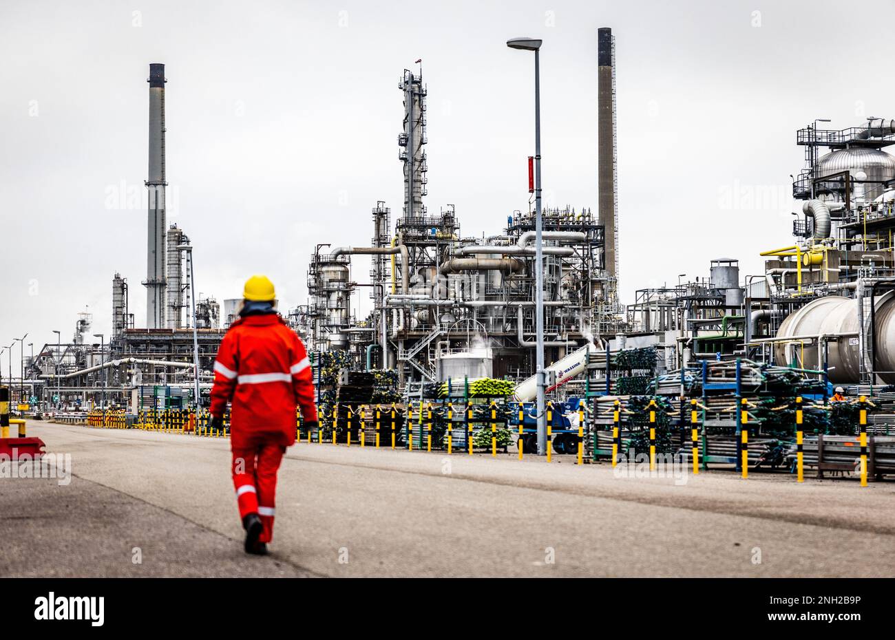 MOERDIJK - Shell Moerdijk exterior. The company makes petroleum-based ...