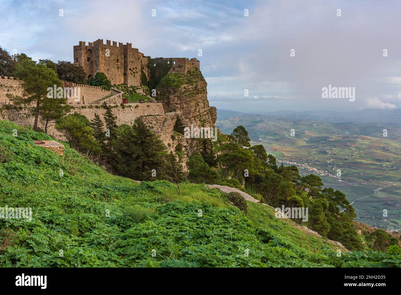 Crenellated walls castle towers hi-res stock photography and images - Alamy