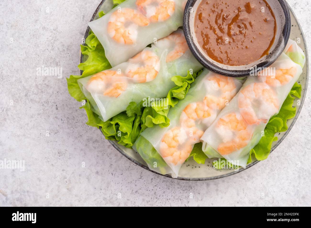 Vietnamse spring rolls with lettuce, mint, shrimp and vermicelli Stock ...