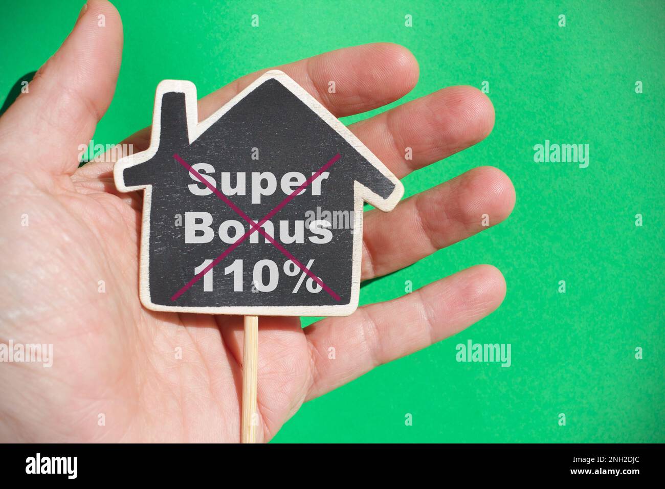Hand holding a house with the sign "Super Bonus 110%" with an X Stock ...
