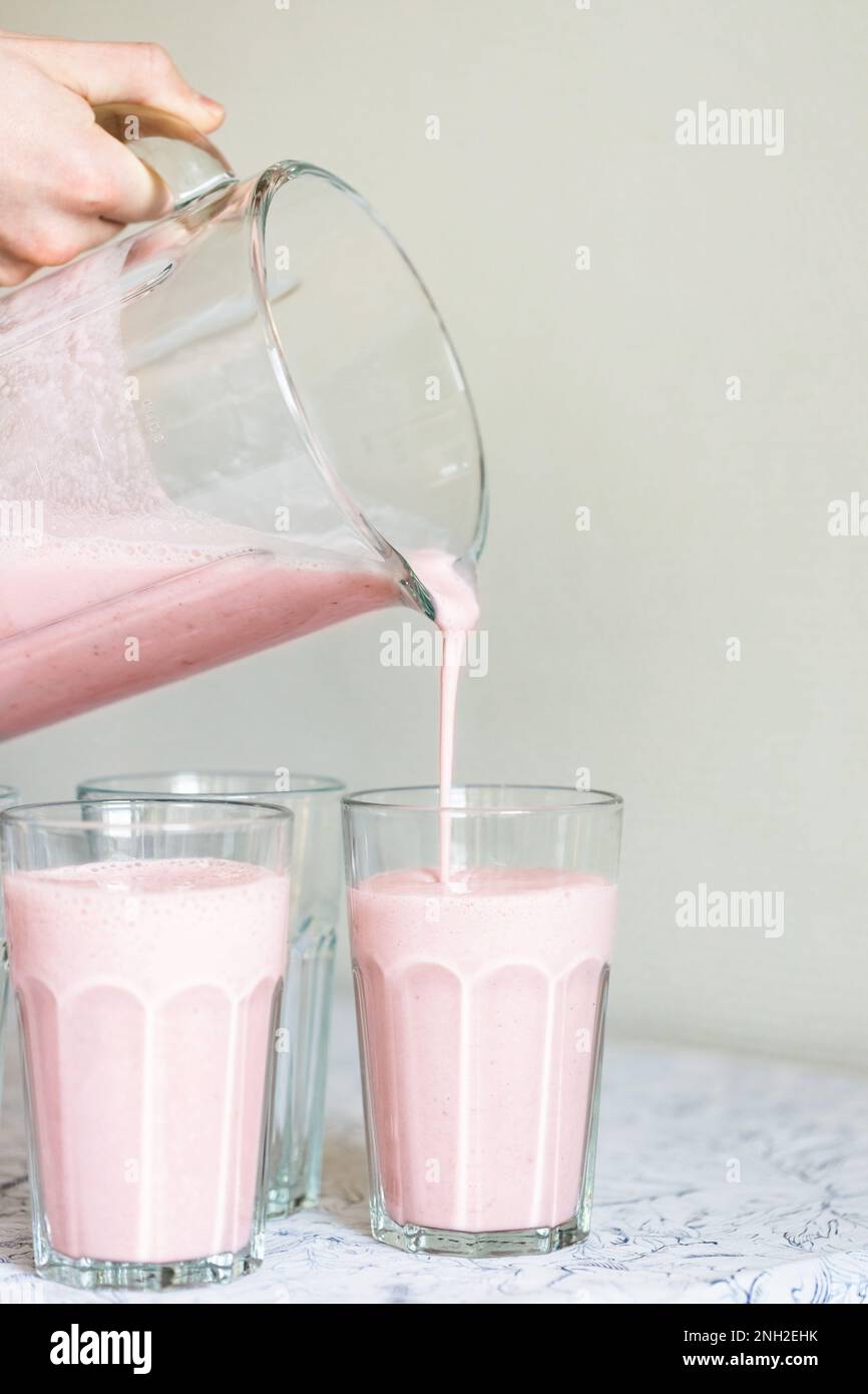 Pouring smoothie up close hi-res stock photography and images - Alamy